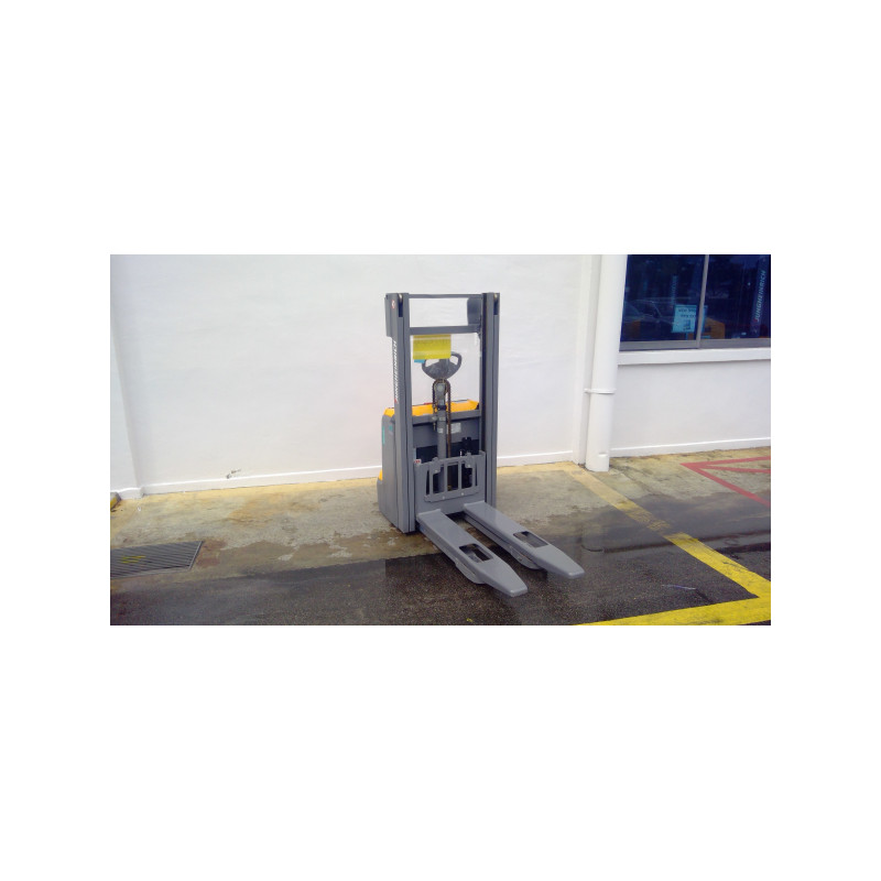 Electric Pedestrian Stacker